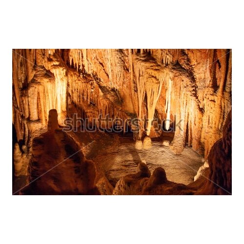 Постер на холсте Хорошо освещённая ниша со сталактитами и сталагмитами в знаменитой пещере Национального парка Костюшко в Новом Южном Уэльсе (Австралия) 60см. x 40см.