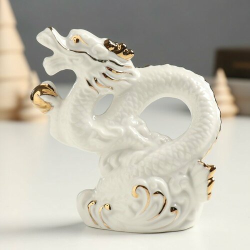 Сувенир керамика "Китайский белоснежный дракон с шаром на волнах" с золотом 4,8х10х10,5 см