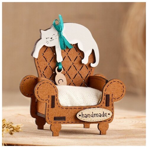 Сувенир-игольница "Кот в кресле", МДФ, Дуб, 8,5х5х8,5 см