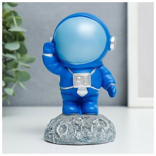 Сувенир полистоун "Астронавт на луне" ярко-синий 11,5х6,5х6,5 см
