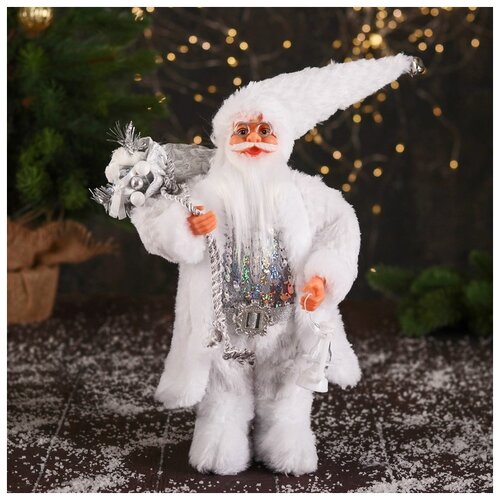 Фигурка Зимнее волшебство Дед Мороз в кафтане с пайетками и с фонариком 7856751, 30 см, белый/серебристый