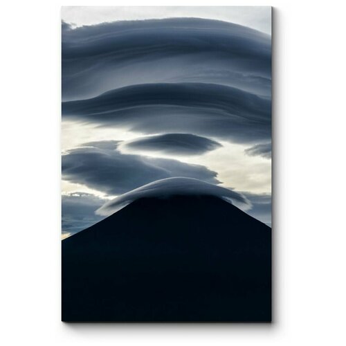 Модульная картина Линейные облака над горой 40x60