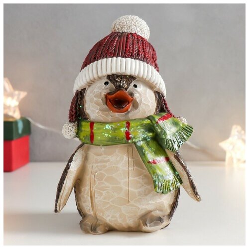 Сувенир полистоун "Пингвин в красной шапке и зелёном шарфе" 17 5х11 5 см