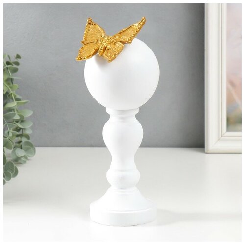--- Сувенир полистоун "Золотая бабочка на колонне с шаром" белый 24,5х9х10 см